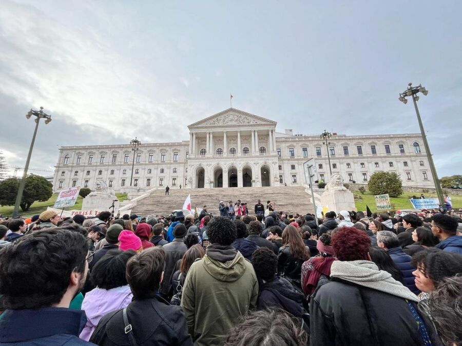 Des milliers de personnes manifestent à Lisbonne contre la hausse du ...