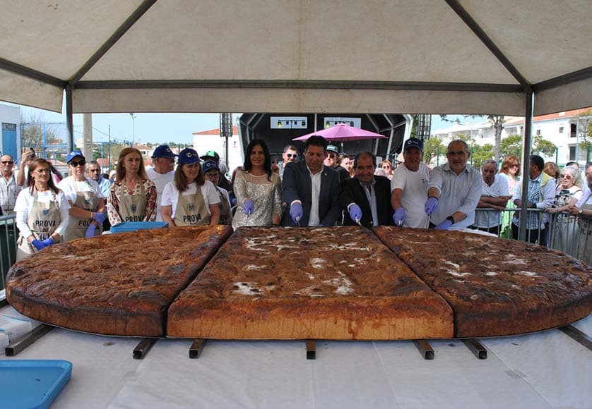 Le folar géant attire plus de 3 000 personnes à Guia | Vivre le Portugal